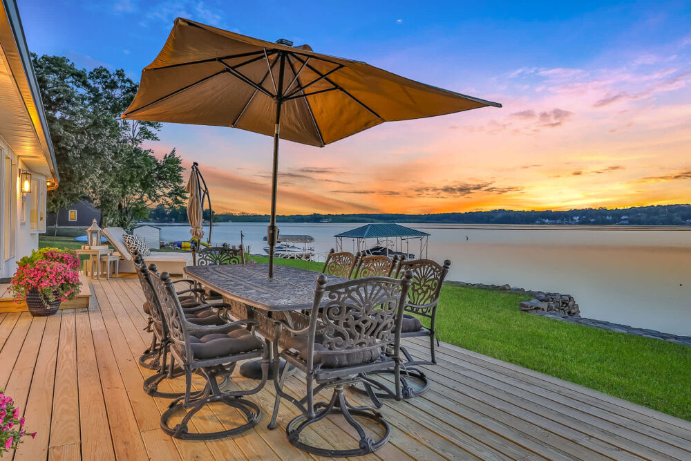 Sunset Lakehouse - Red Cottage